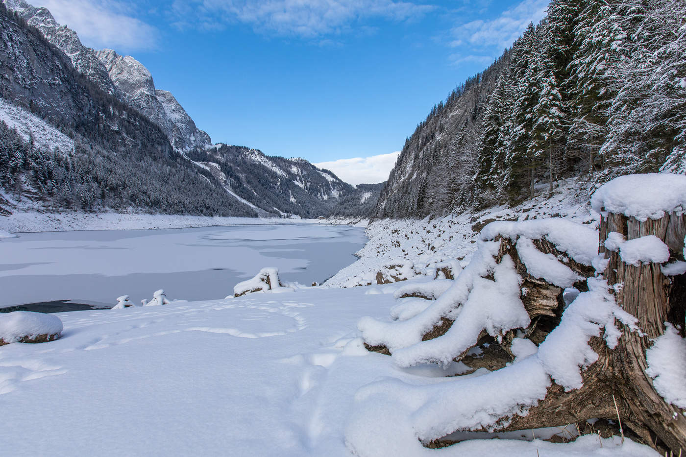 / Blick vom Gosausee zum Gosaukamm im Winter